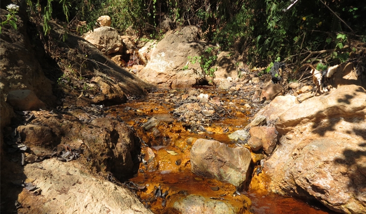 El rio color naranja: La contaminación en las aguas tras procesos ...